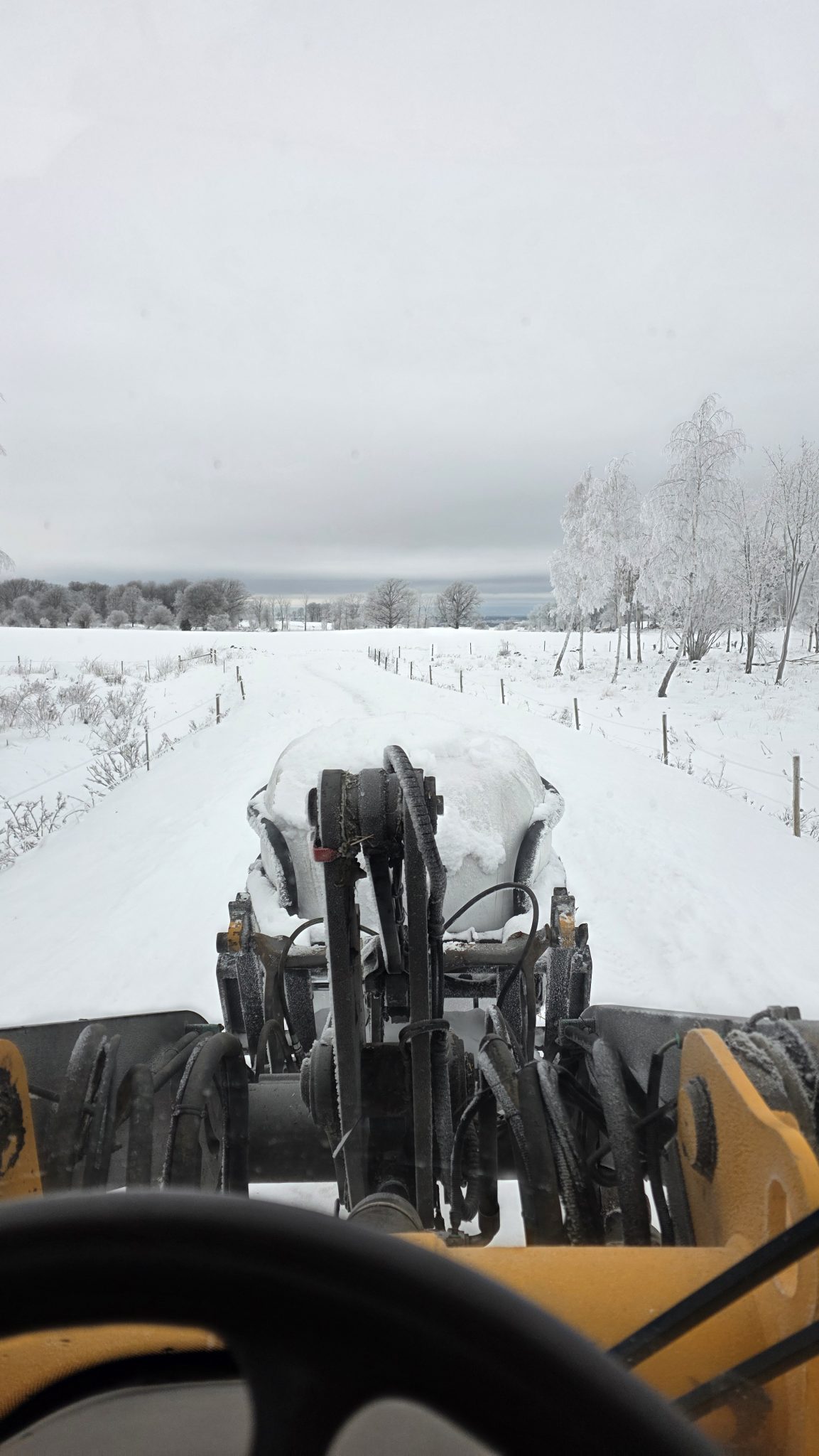 Gudhems gamla prästgård | Dags att fylla åkern med balar igen! | ATL